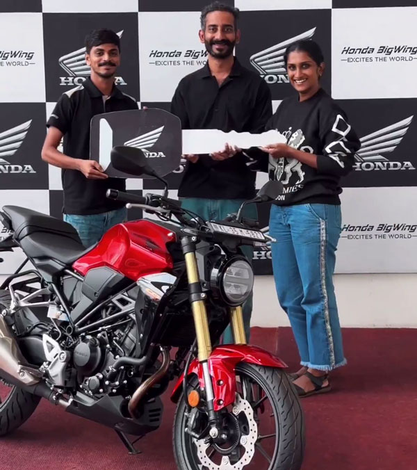 Prasant Murali Buys Honda CB300R : மனைவி உடன் ஜோடியாக புது பைக்கை டெலிவிரி எடுத்தது அந்த நடிகரா ...