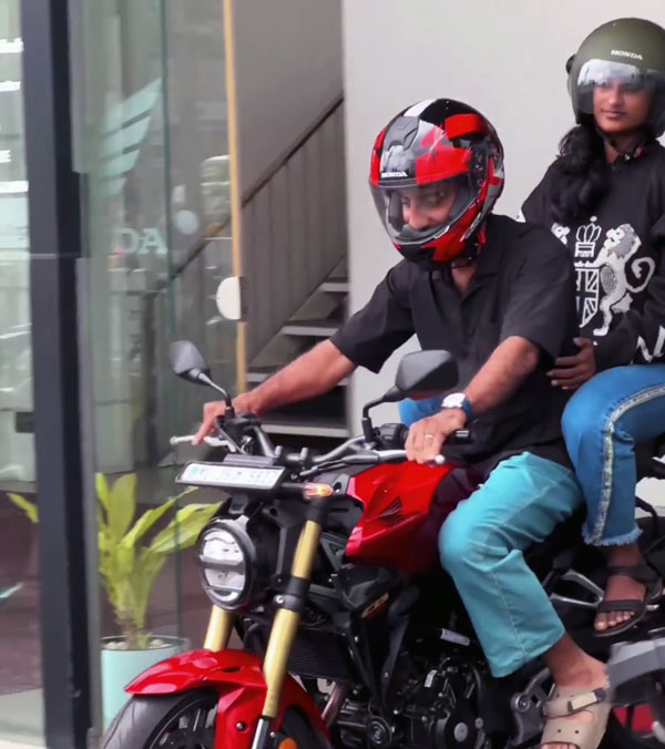 Prasant Murali Buys Honda CB300R : மனைவி உடன் ஜோடியாக புது பைக்கை டெலிவிரி எடுத்தது அந்த நடிகரா ...