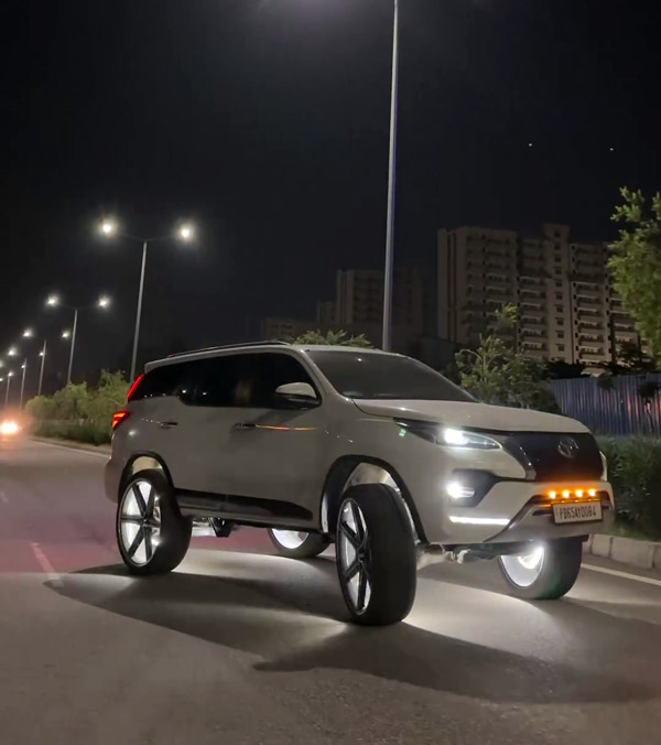 Toyota Fortuner Car With Massive Alloy Wheels : லட்ச ரூபாய்களில் காரை ...