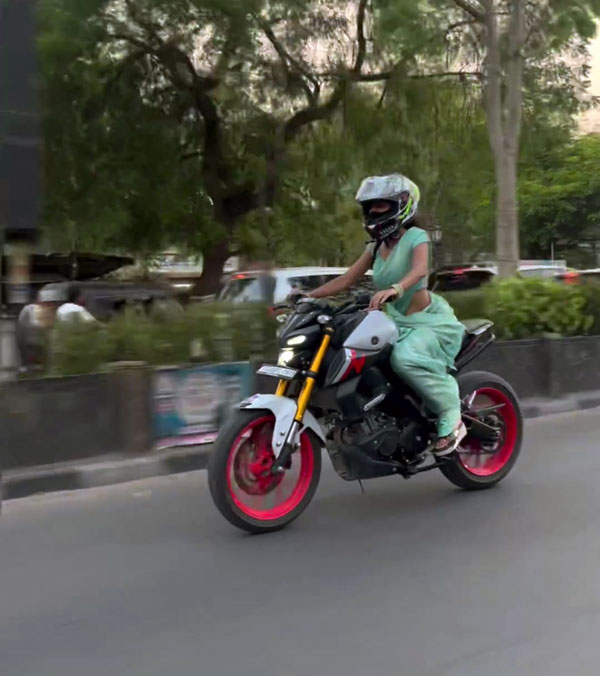 Telangana Girl Riding Yamaha MT-15 In A Saree : சேலையில் பைக் ஓட்ட ...