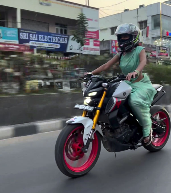 Telangana Girl Riding Yamaha MT-15 In A Saree : சேலையில் பைக் ஓட்ட ...