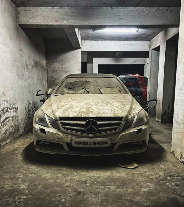 Abandoned Mercedes-Benz E350 Cabriolet: மக்களை ஏமாற்றிய பணத்தில் ...