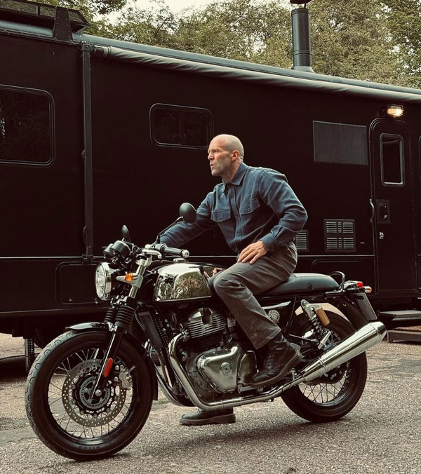 Actor Jason Statham Posing With Royal Enfield Bike: சென்னையில் உருவாக்கப்பட்ட பைக் பிரபல ...