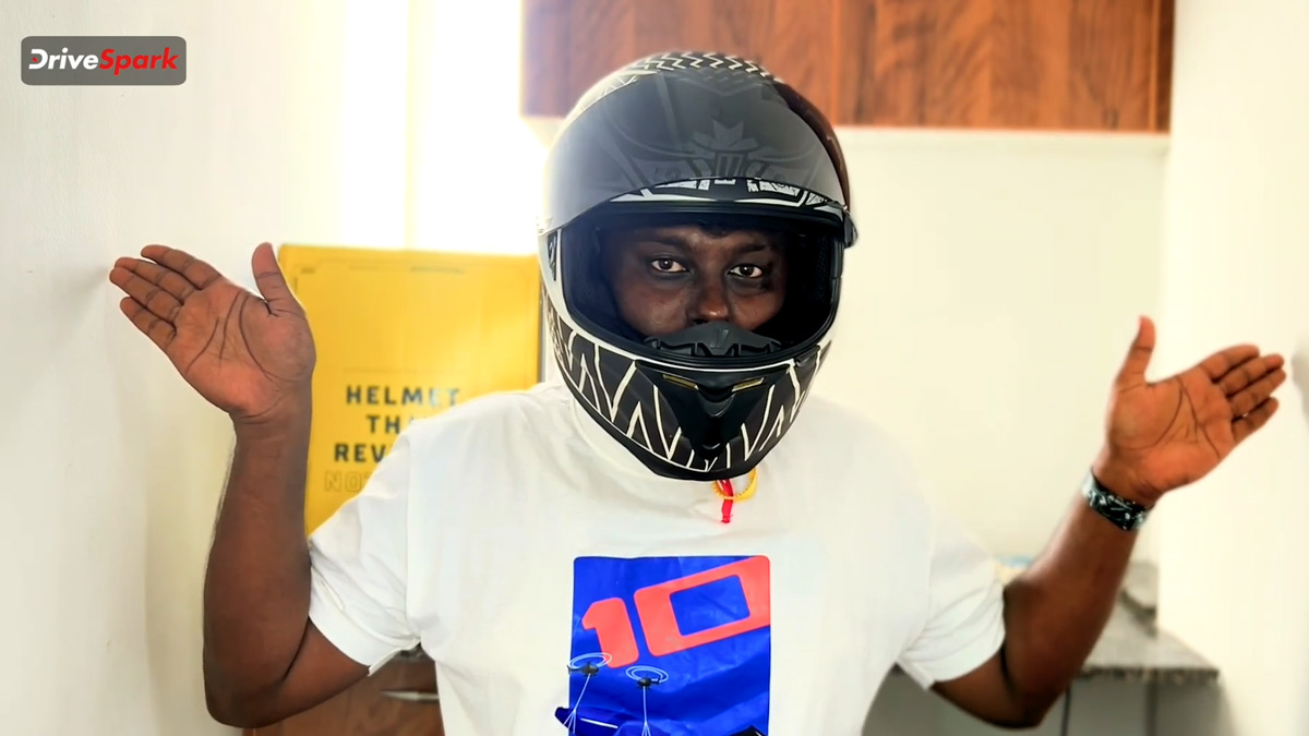 Tiivra Buzzy Noir Helmets - இந்த ஹெல்மெட்ல இவ்வளவு சூப்பரான விஷயங்கள் ...