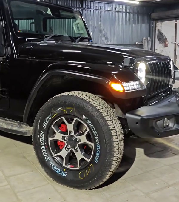 Mahindra Thar Roxx SUV Converted Into Jeep Wrangler Rubicon: ஷோரூம்ல ...