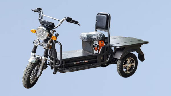 பார்க்க மூன்று சக்கரங்கள் கொண்ட டிவிஎஸ் எக்ஸ்எல்-ஐ போல இருக்கு.. இது ...