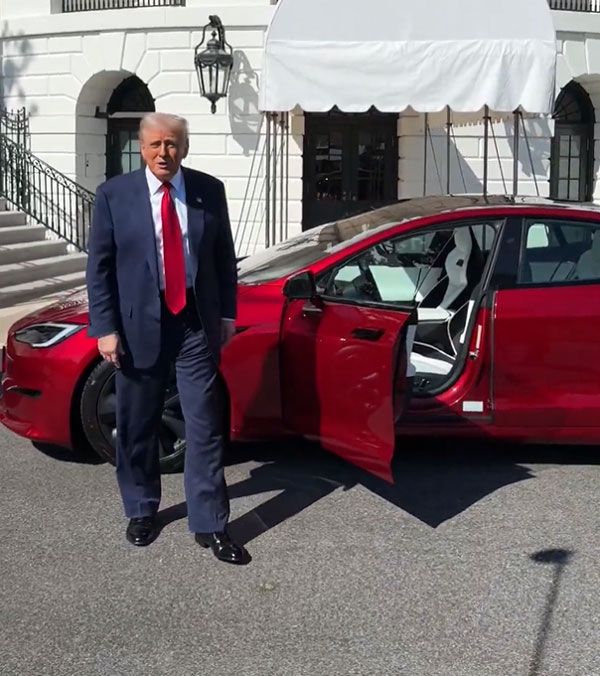 Trump Tesla Model S Car - டொனால்ட் ட்ரம்ப் டெஸ்லா மாடல் எஸ் வாங்கினார் ...