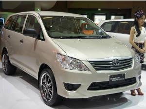 Toyota Unveiles New Facelift Innova MUV | కొత్త ఇన్నోవా అదిరందండోయ్ ...