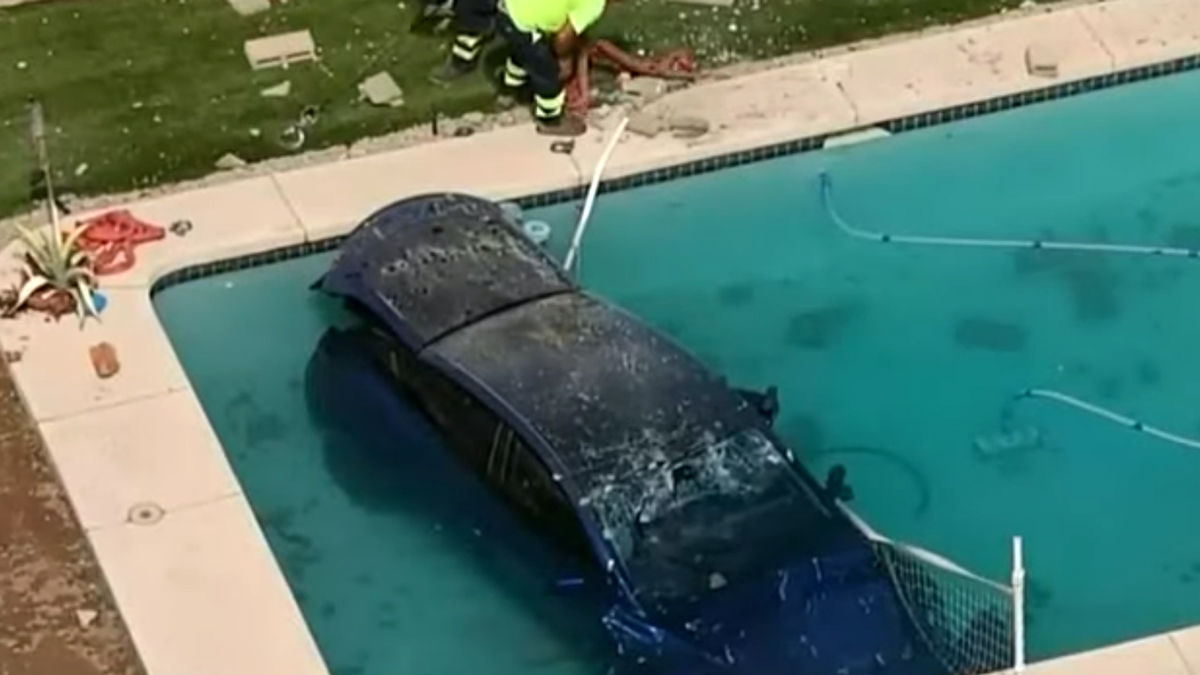 Tesla electric car jumps into swimming pool టెస్లా ఎలక్ట్రిక్‌ కారు ఓ ...