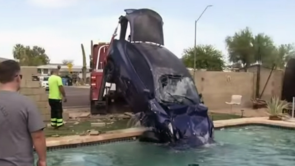 Tesla electric car jumps into swimming pool టెస్లా ఎలక్ట్రిక్‌ కారు ఓ ...