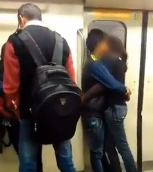 Kissing In Delhi Metro: ఢిల్లీ మెట్రోలో ఓ జంట ముద్దులతో రెచ్చిపోయారు. Couple caught kissing in ...