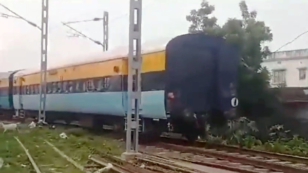 train coaches running without engine జార్ఘండ్‌లో బర్హద్వా రైల్వే ...