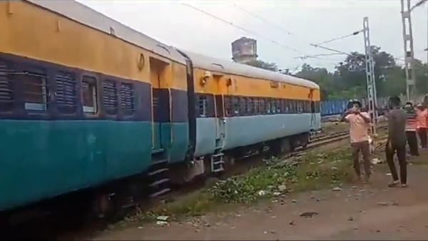 train coaches running without engine జార్ఘండ్‌లో బర్హద్వా రైల్వే ...