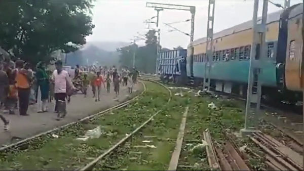 train coaches running without engine జార్ఘండ్‌లో బర్హద్వా రైల్వే ...