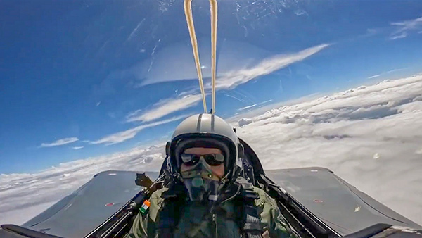 యుద్ధ సైనికుడిలా ‘తేజస్‌'లో ప్రయాణించిన ప్రధాని మోదీ.. గర్వంగా ఉందంటూ ...