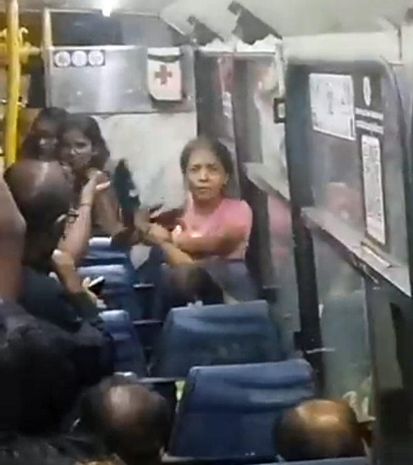 Viral Video బస్సులో బూట్లతో కొట్టుకున్న మహిళలు.. సీటు కోసం మాత్రం కాదు ...