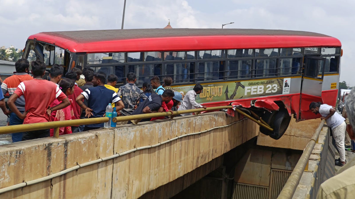 కారును తప్పించబోయి.. ఫ్లైఓవర్‌పై వేలాడిన బస్సు - వీడియో చూస్తే ...