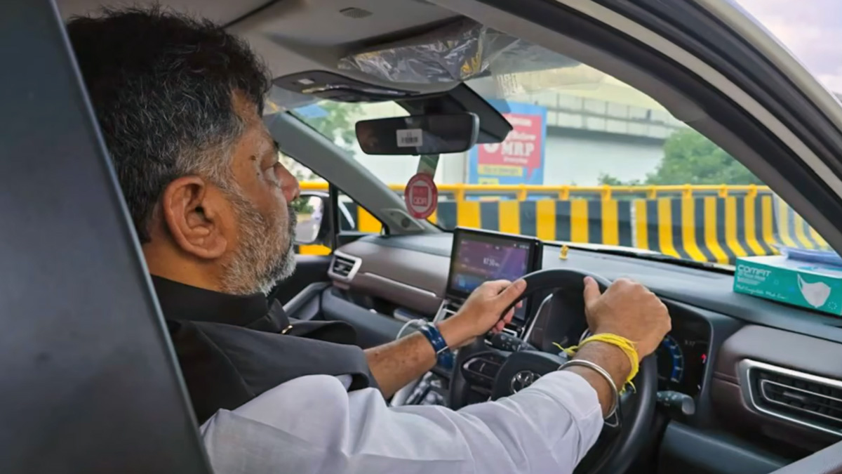 డిప్యూటీ సీఎం డీకే శివకుమార్ డ్రైవ్ చేస్తున్న ఈ కారు ఏదో చెప్పగలరా? (వీడియో)|Karnataka Deputy CM ...