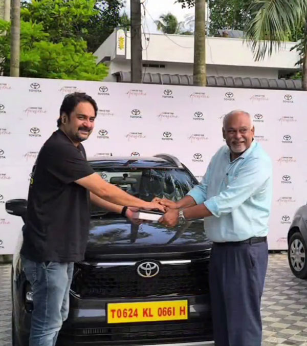 దేవి సినిమా నటుడు గుర్తున్నాడా? ఇప్పుడు కొత్త కారు కొన్నాడు (వీడియో ...