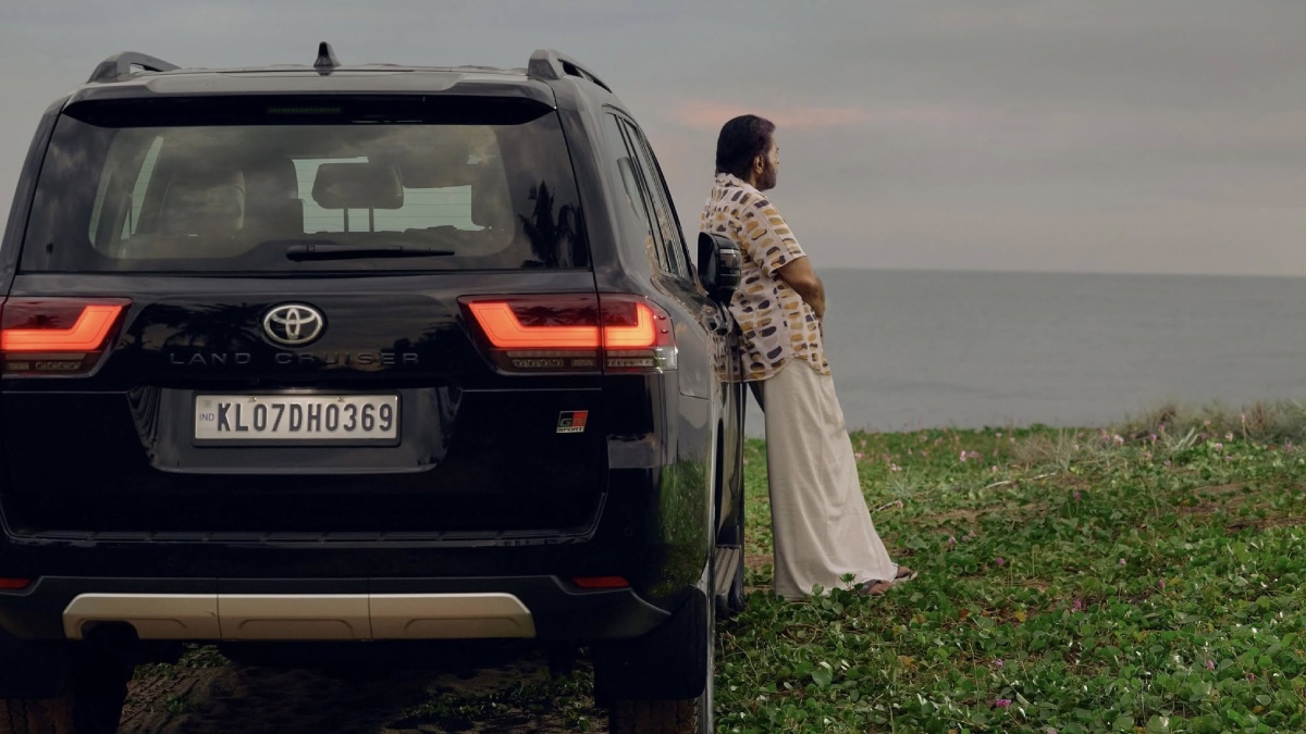 ఆయన చూపు సముద్రం వైపు.. కానీ ప్రపంచం అంతా కారు వైపు! కోట్ల కారుతో ...