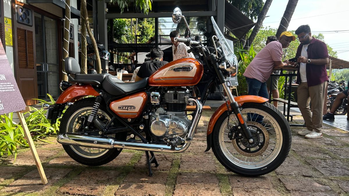 గోవా సముద్ర తీరాన దేశంలోకి ఒక స్పెషల్ బైక్ అడుగుపెట్టింది.. రాయల్ ...